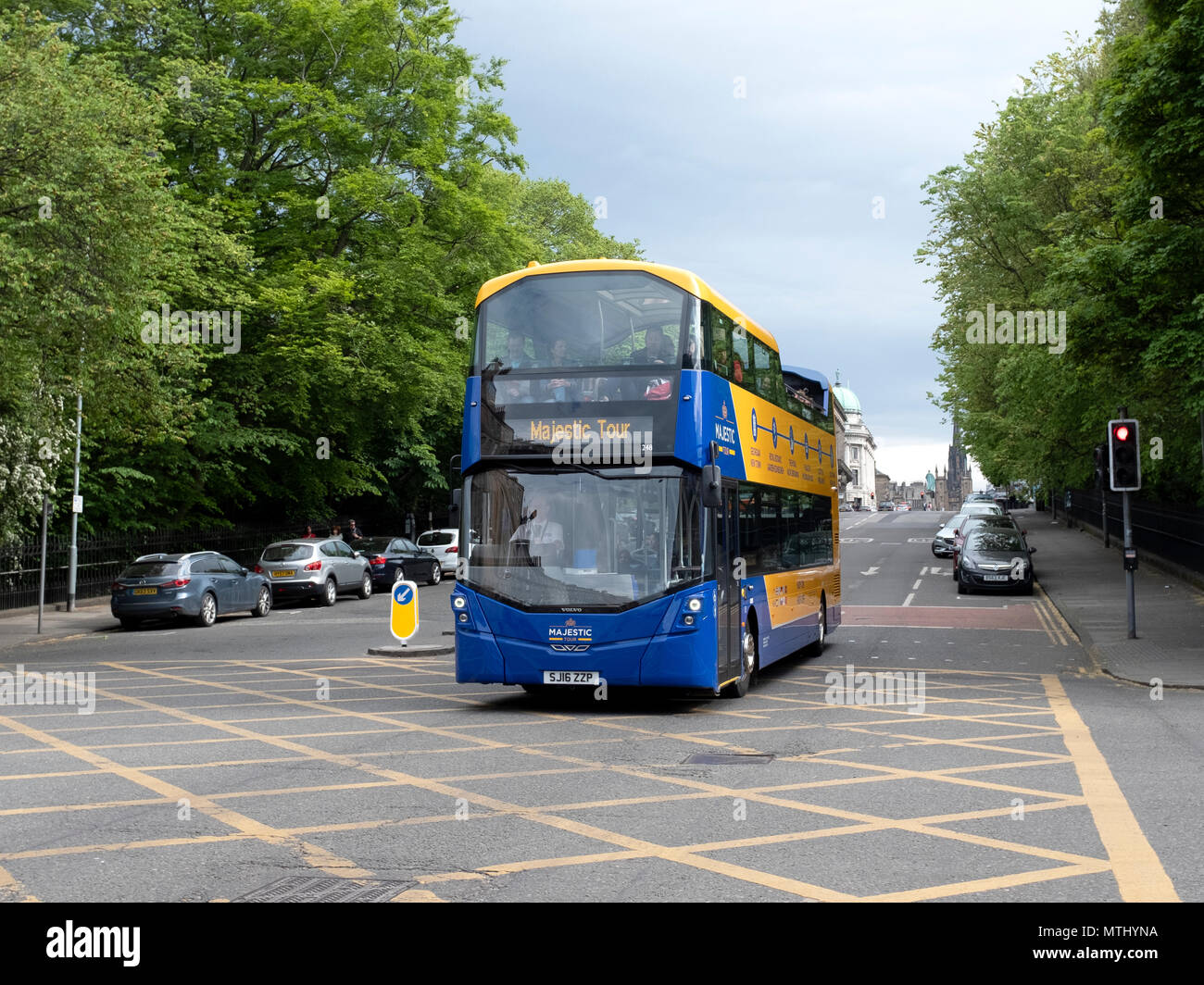 Tour bus edinburgh hi-res stock photography and images - Alamy