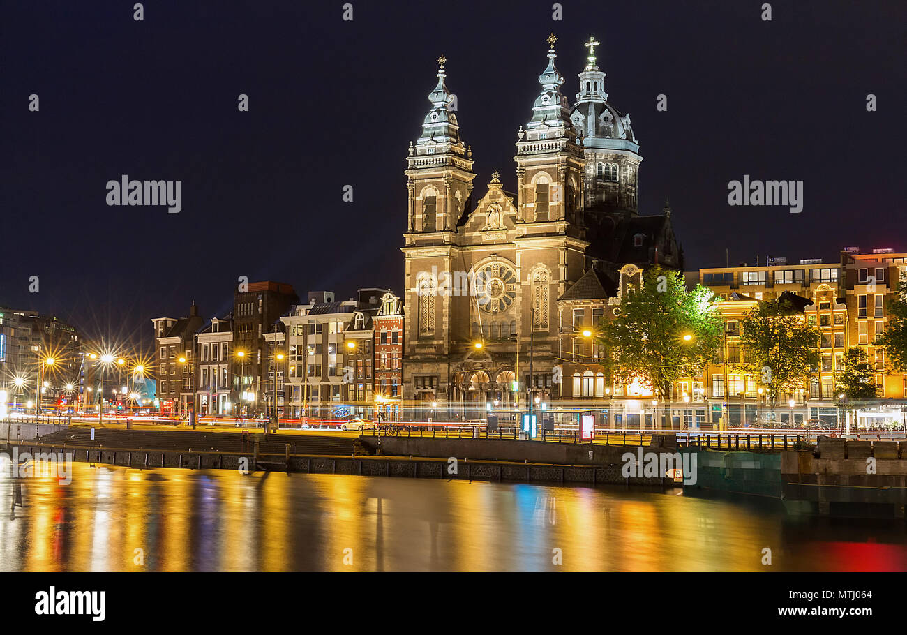 Night city view of Amsterdam canal and Basilica of Saint Nicholas ...