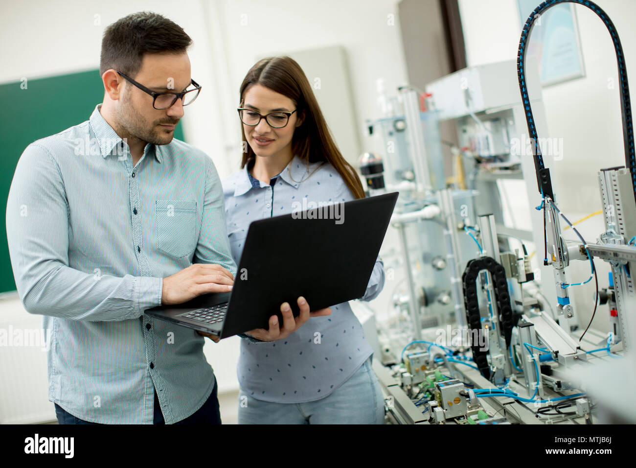 Engineering students computer lab hi-res stock photography and images ...