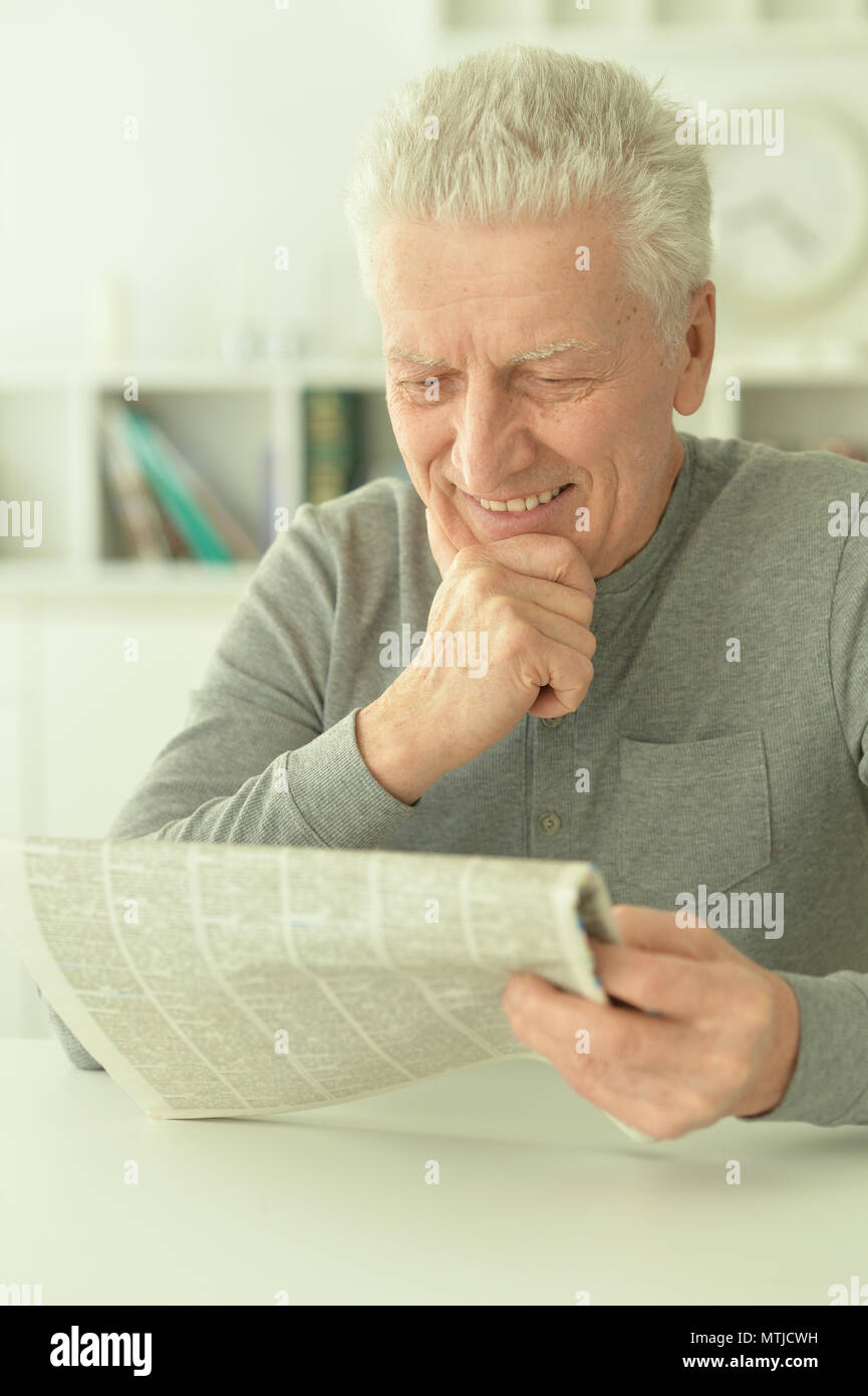 Senior man reading newspaper Stock Photo - Alamy