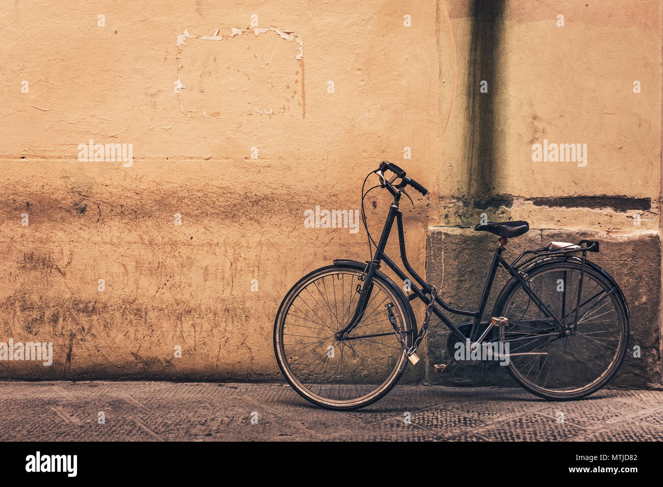 Retro vintage old bicycle hi-res stock photography and images - Alamy