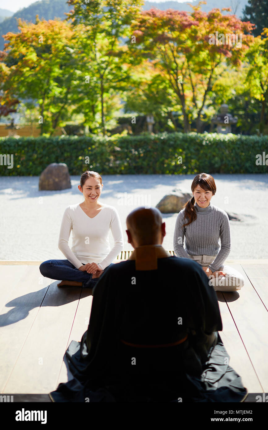 Temple priest rear hi-res stock photography and images - Alamy