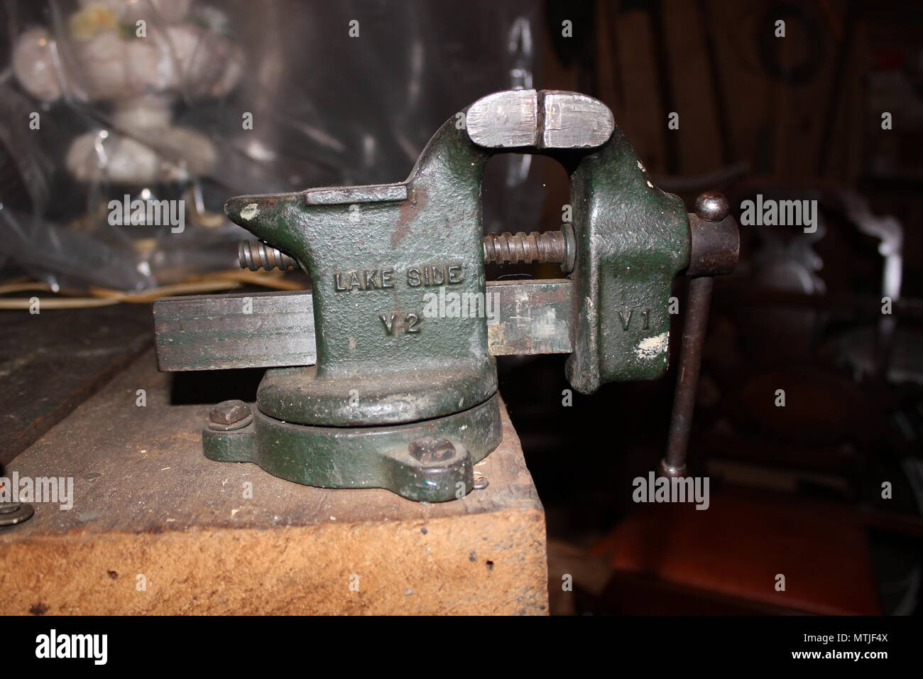 Sfeel anvil bolted to a tool bench in a Chicago basement Stock Photo ...