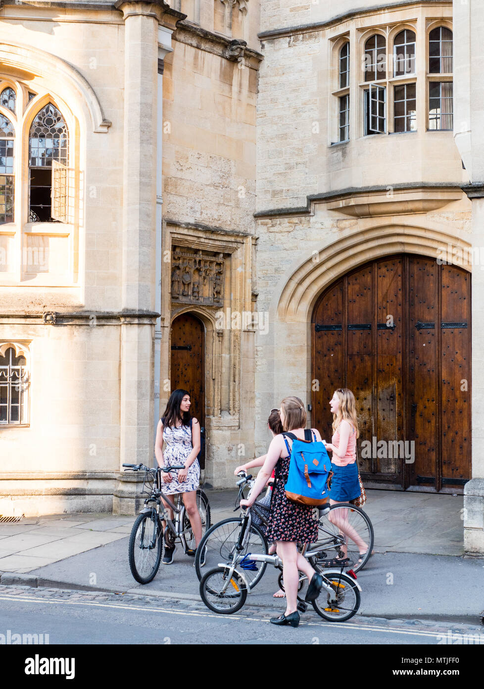 Oxford university students bycles hi-res stock photography and images ...