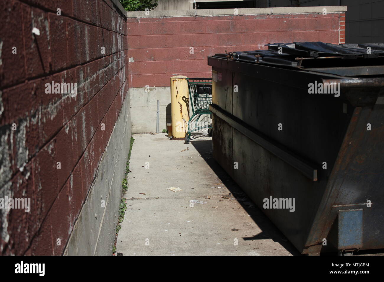 Metal dumpster hi-res stock photography and images - Alamy