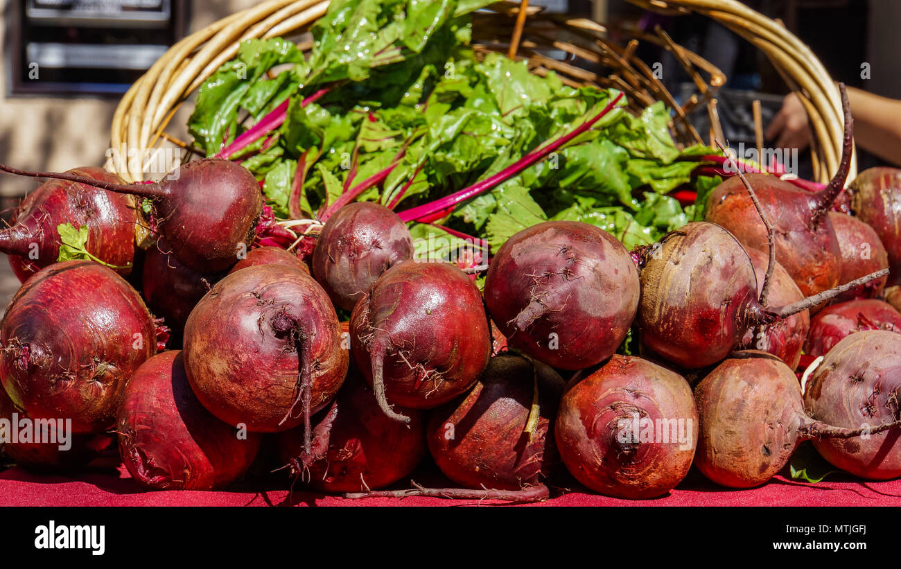 Huge basket hi-res stock photography and images - Alamy