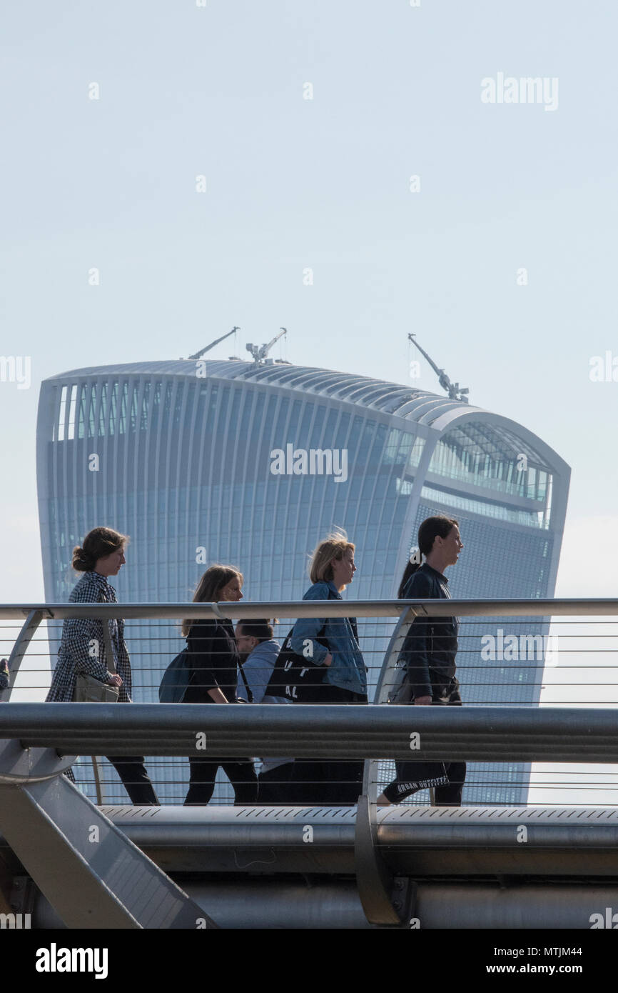 Young city workers london bridge hi-res stock photography and images ...