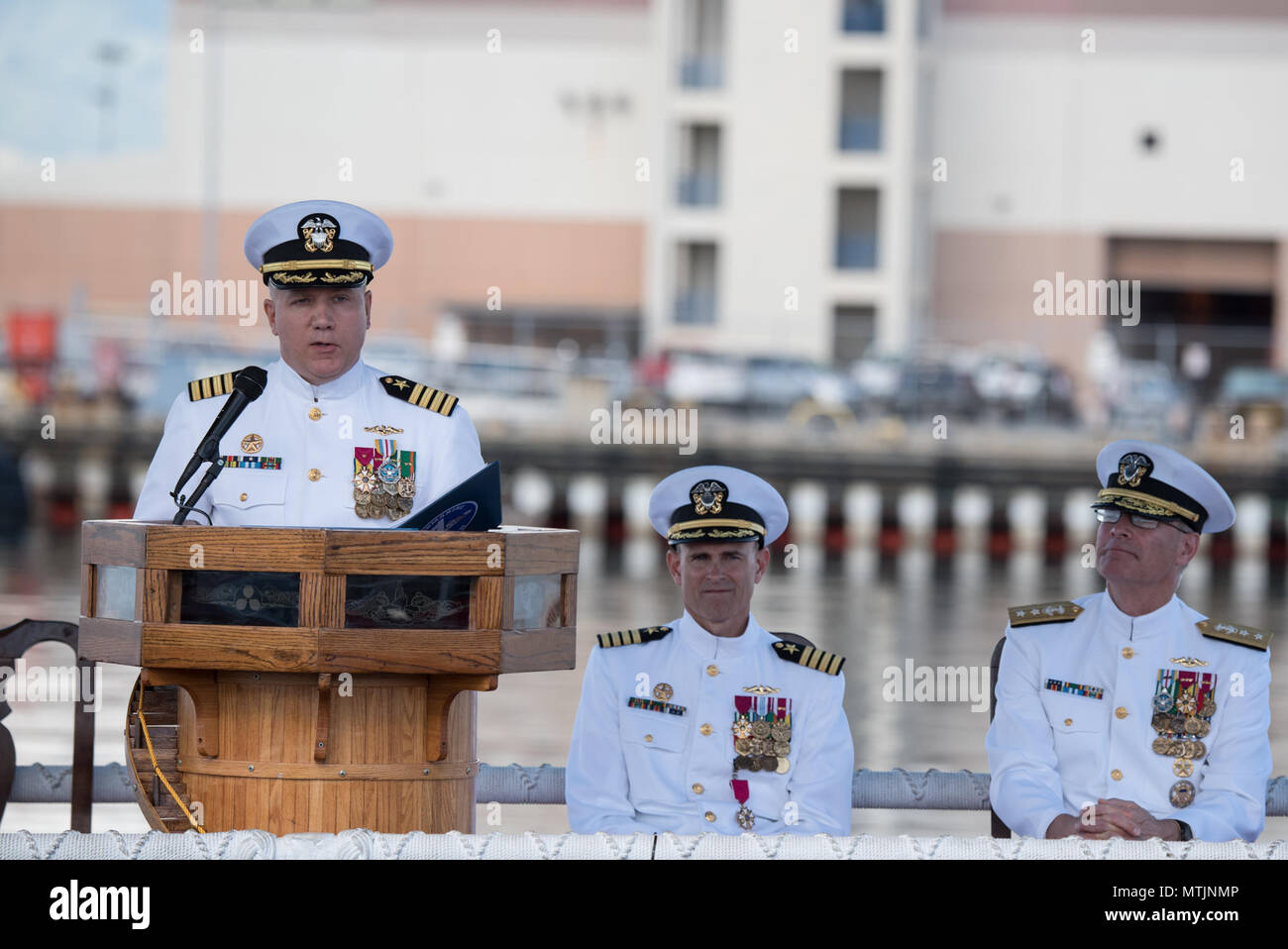 170105-N-KC128-0034 JOINT BASE PEARL HARBOR-HICKAM, Hawaii (January 5 ...