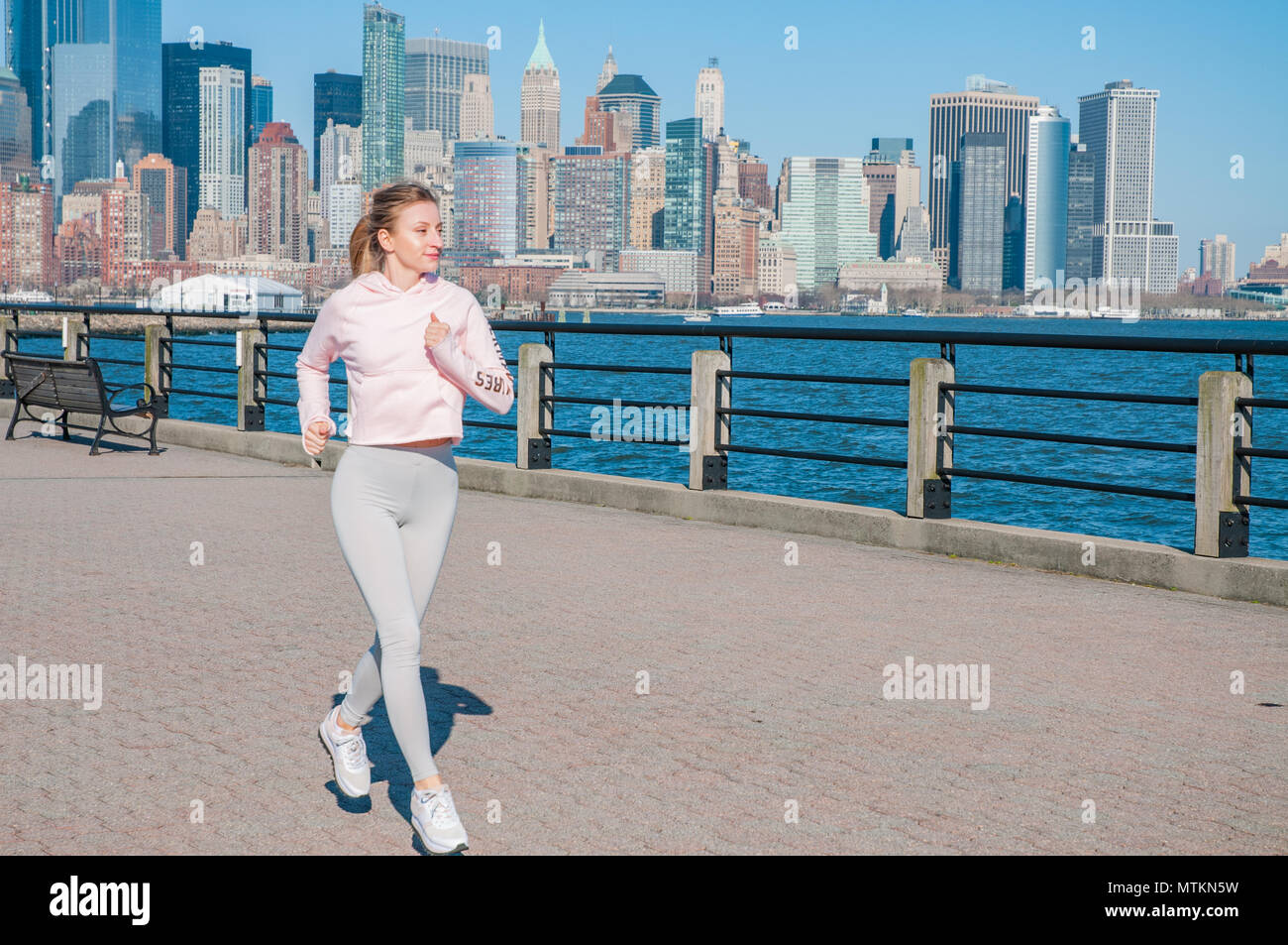 Runner woman new york city skyline hi-res stock photography and images ...