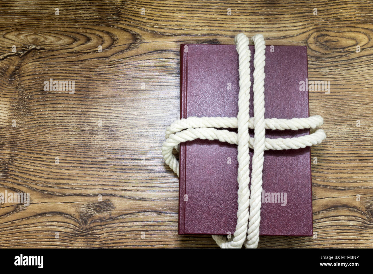 Books stack spiral table hi-res stock photography and images - Alamy