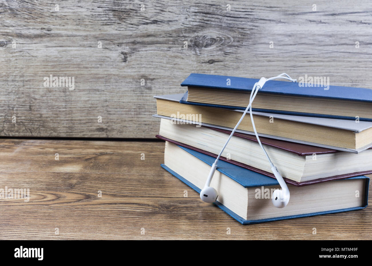 Headphone books on table hi-res stock photography and images - Alamy