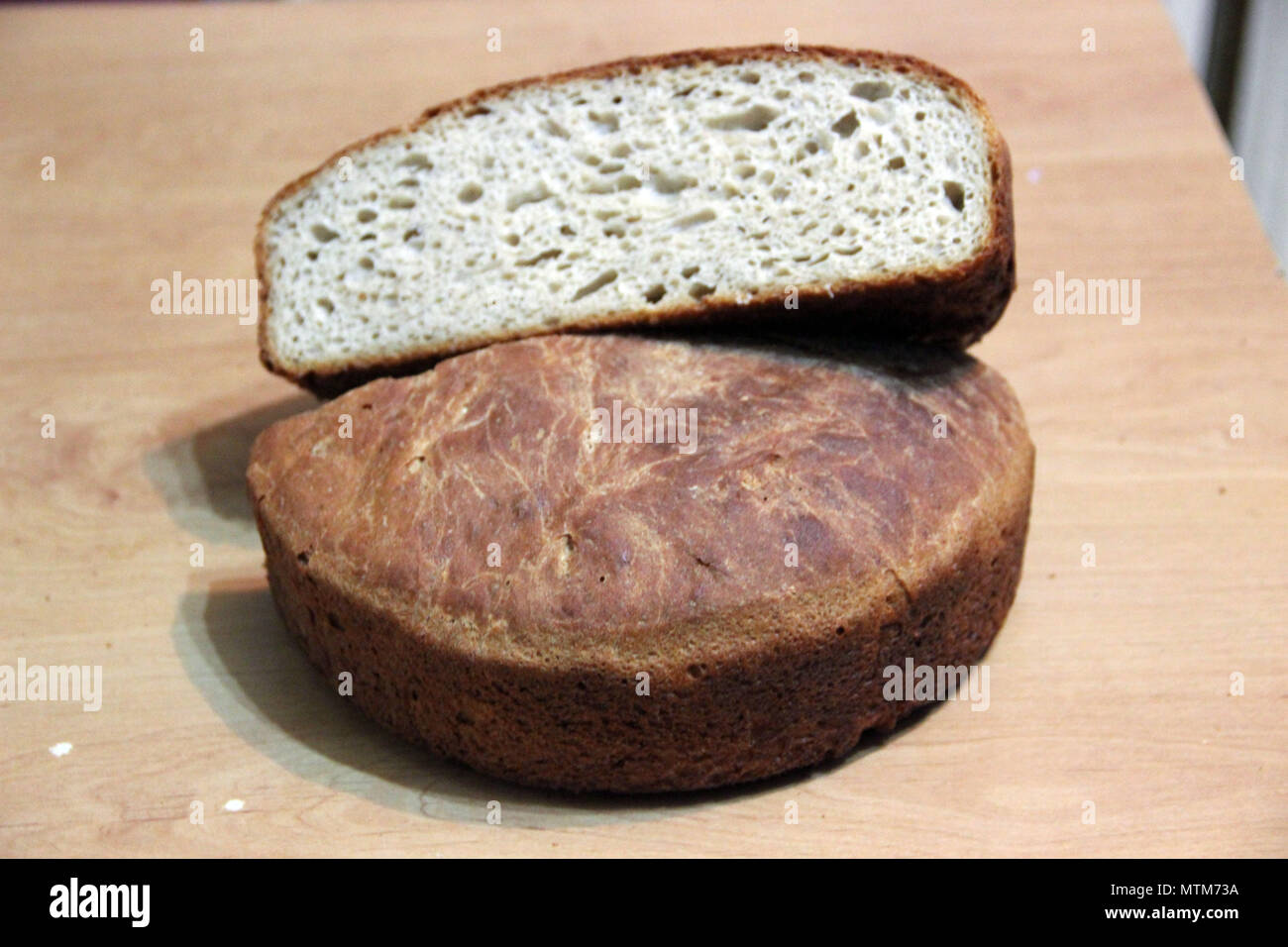 Round kitchen table hi-res stock photography and images - Alamy