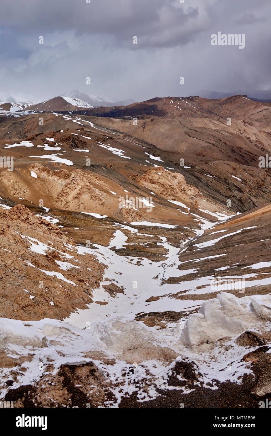 Tanglang La mountain pass Ladakh Stock Photo - Alamy