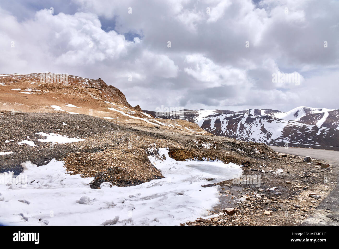 Tanglang La mountain pass Ladakh Stock Photo - Alamy
