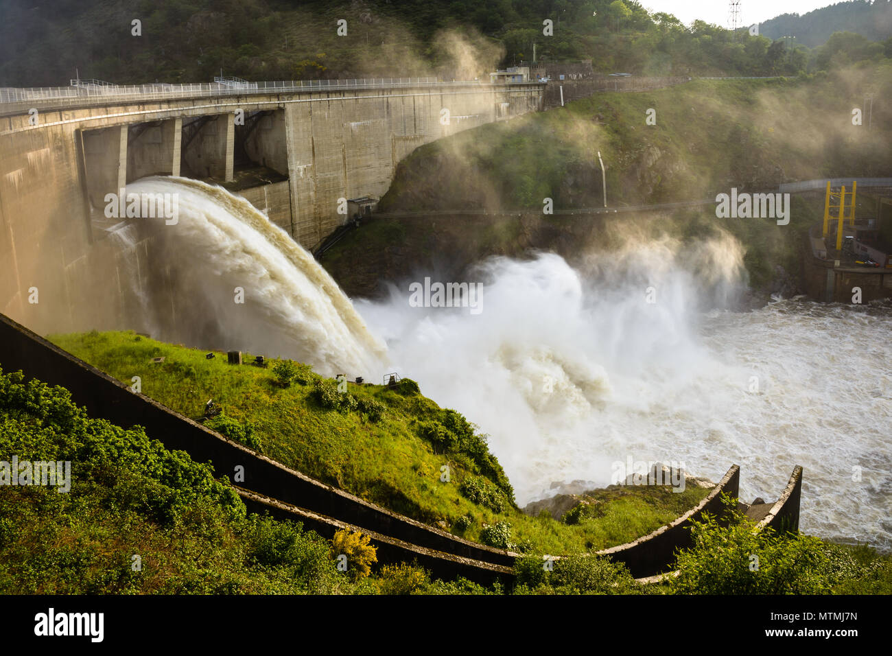 Concrete flood control river dam hi-res stock photography and images ...