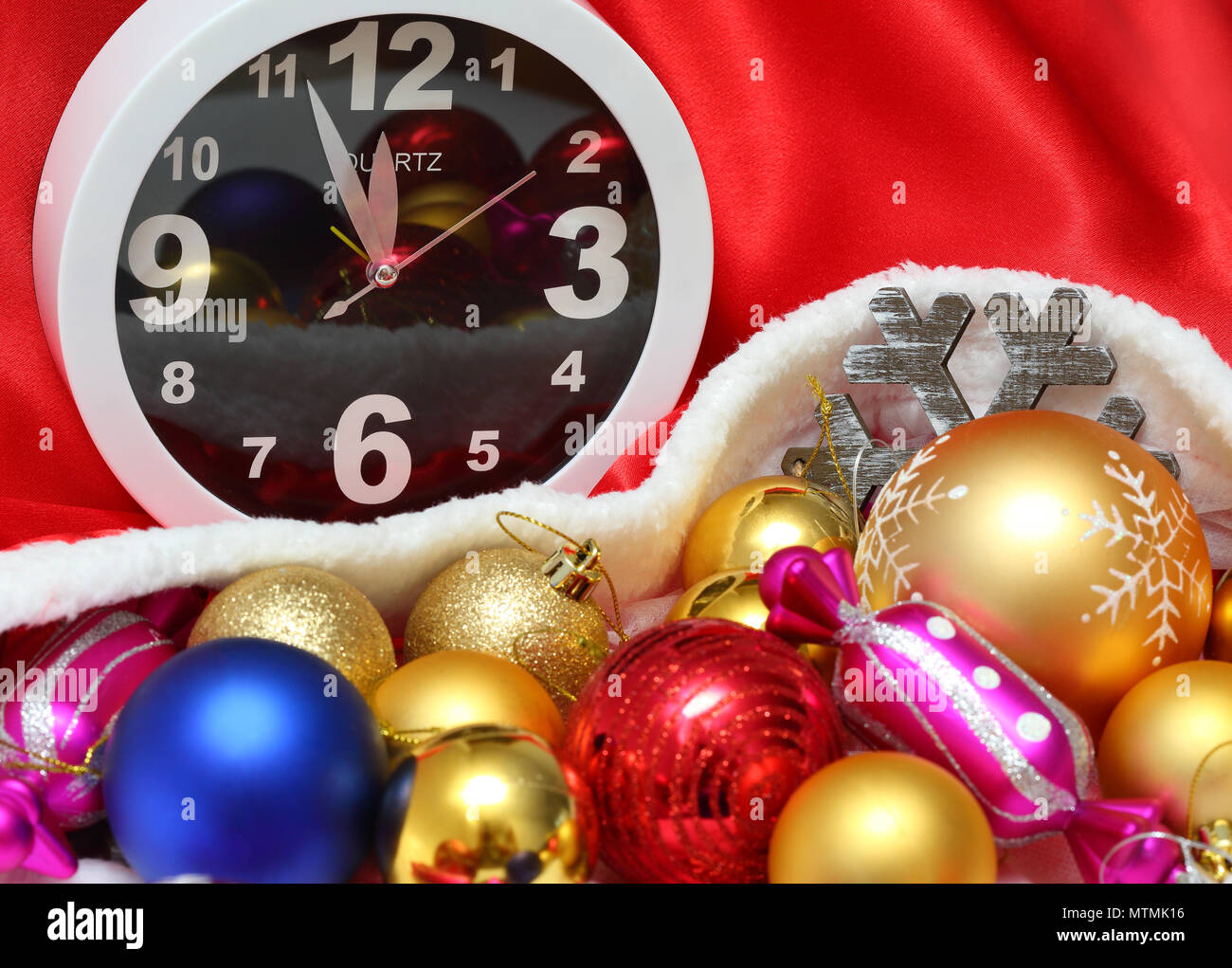 Christmas decor and clock hi-res stock photography and images - Alamy
