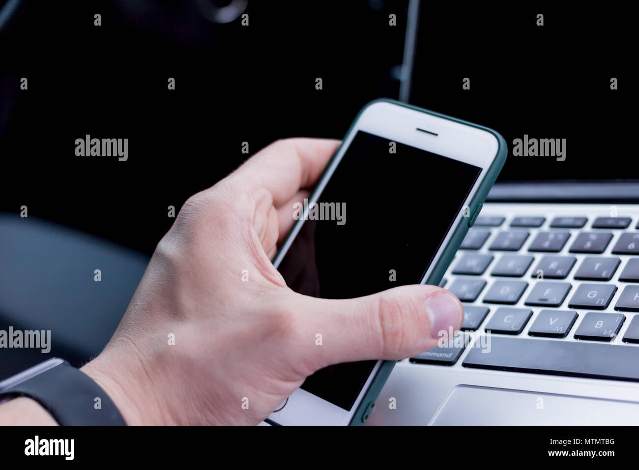 Hand smartphone laptop office hi-res stock photography and images - Alamy