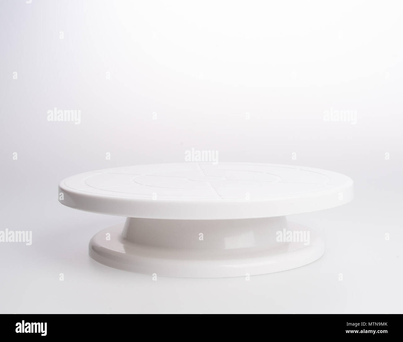 Rotating cake stand hi-res stock photography and images - Alamy