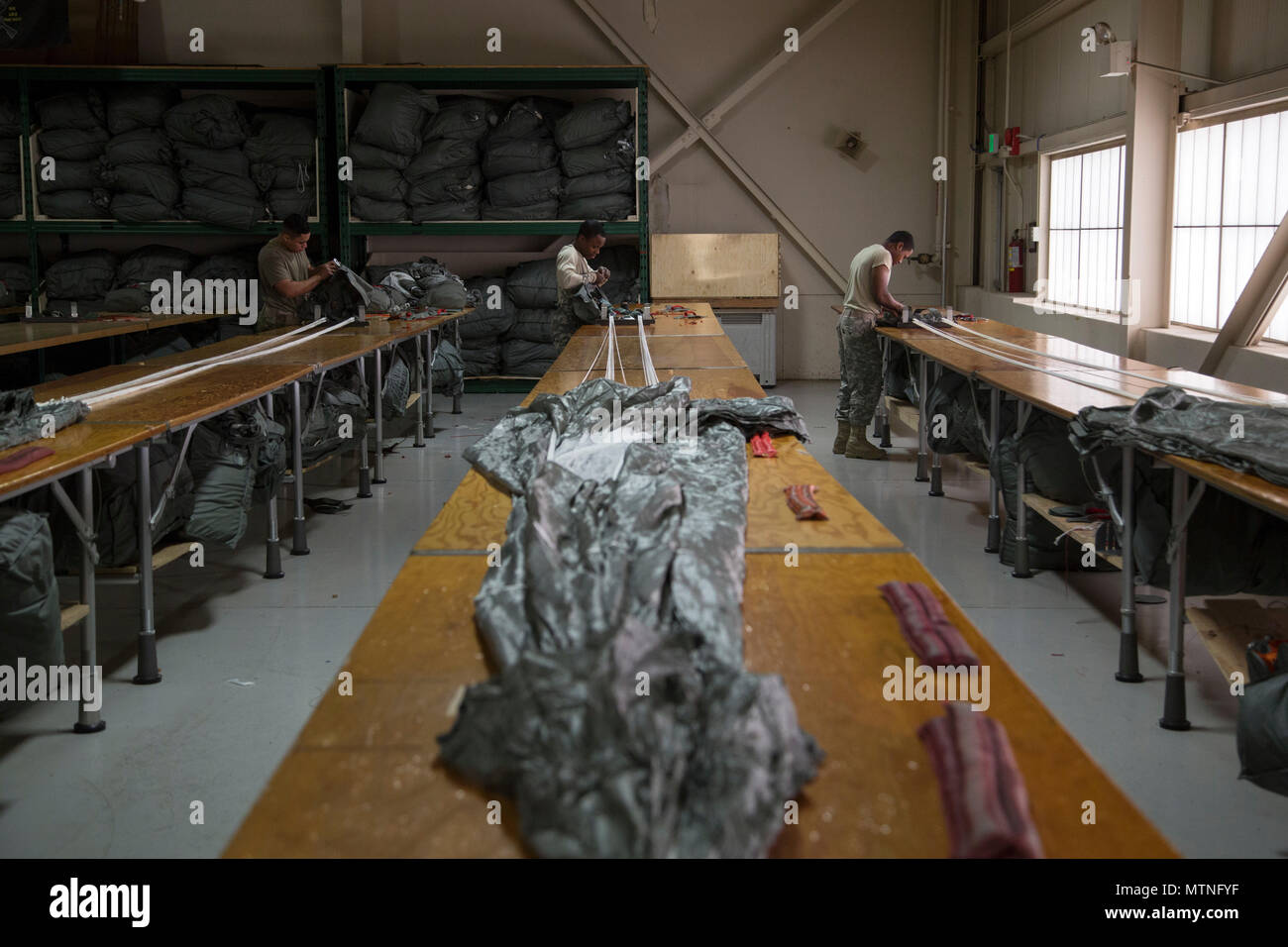 T 11 advanced tactical parachute hi-res stock photography and images ...