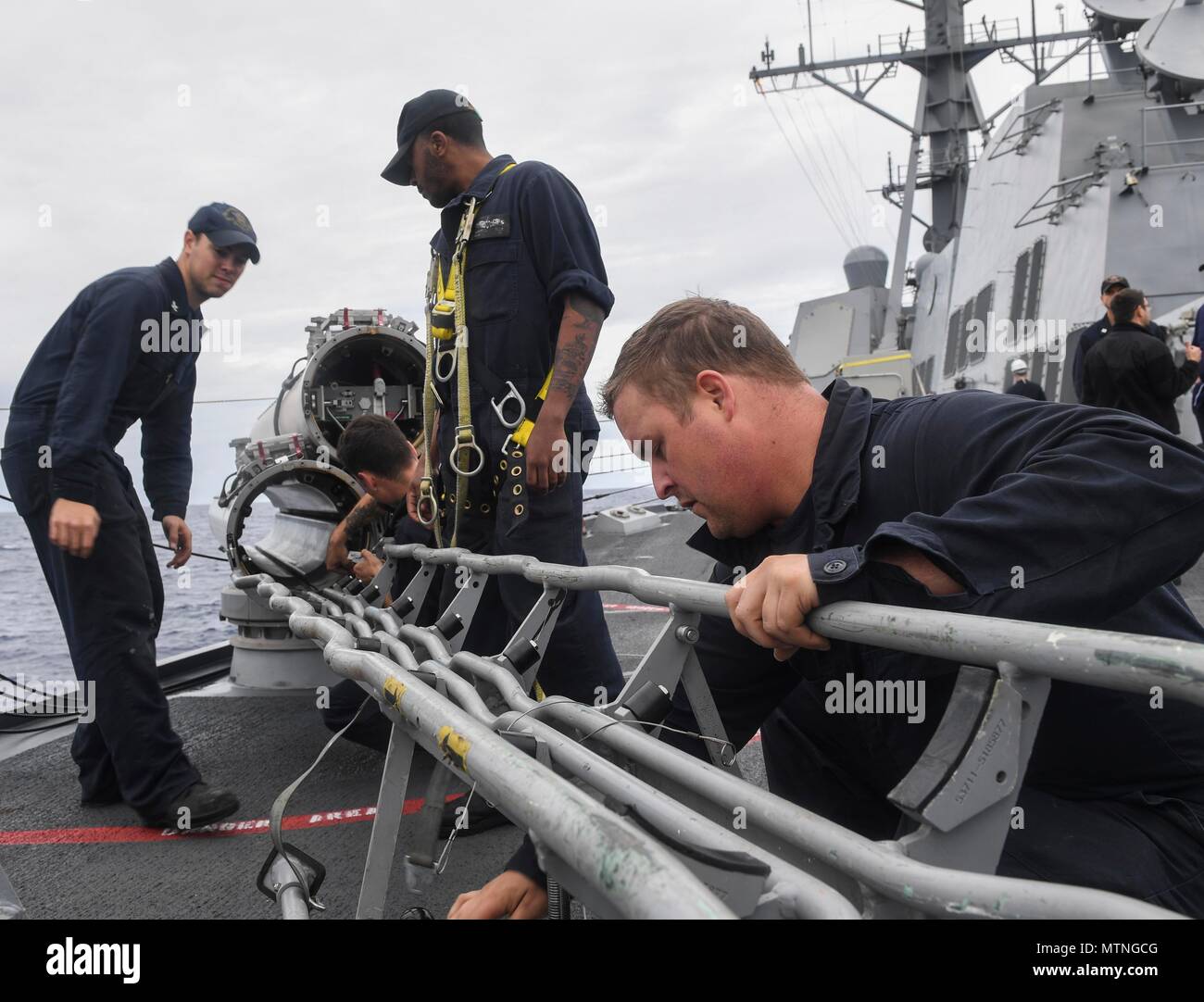 170108-N-RM689-374 PACIFIC OCEAN (Jan. 8, 2017) Sailors assigned to ...
