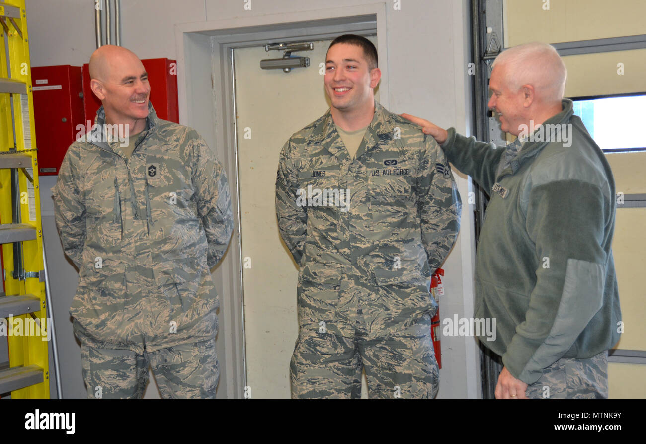 NEW CASTLE AIR NATIONAL GUARD BASE, Del.- Lt. Gen. L. Scott Rice ...