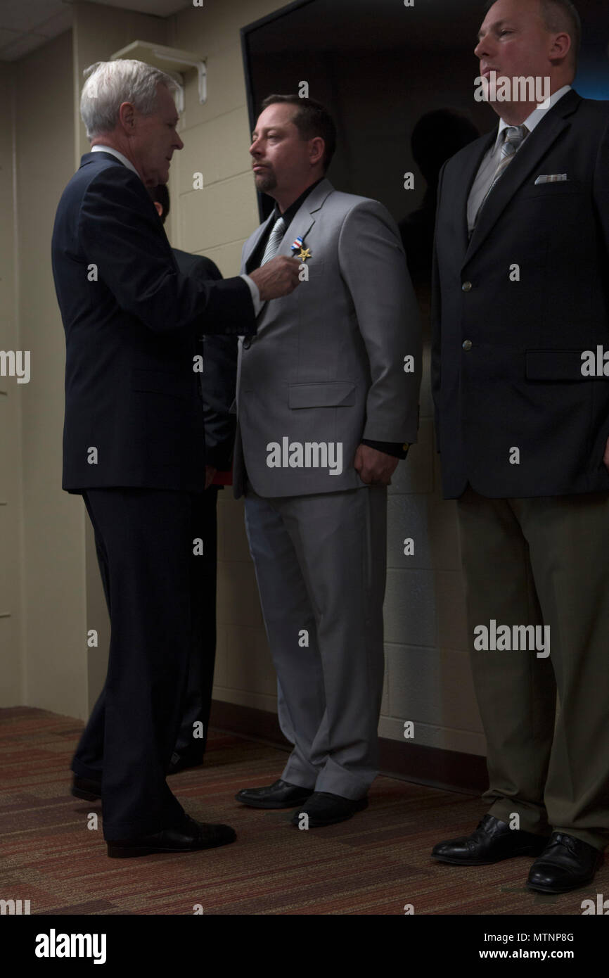 The Secretary of the Navy, Ray Mabus, presents the Silver Star to ...