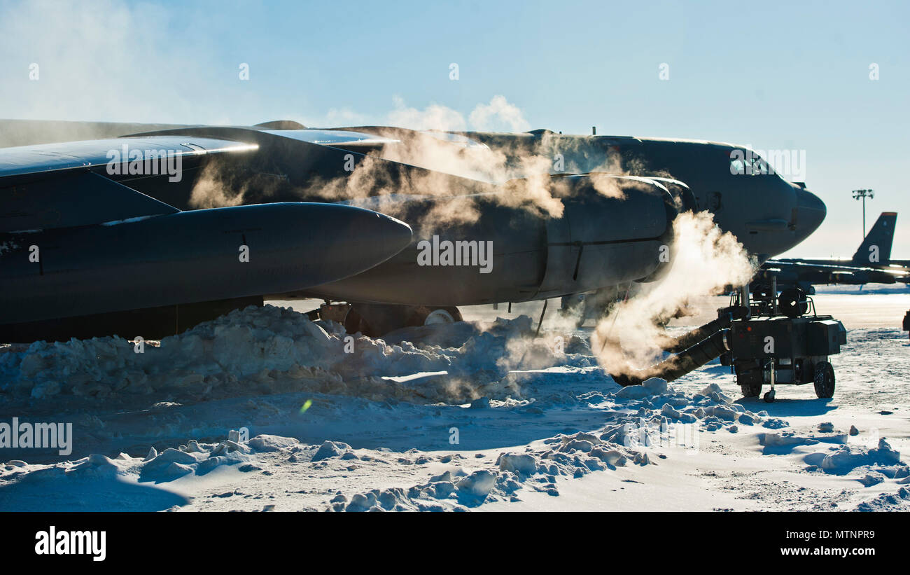 Airmen work on 52 hi-res stock photography and images - Alamy