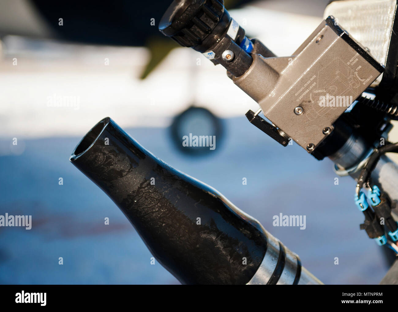 Airmen work on 52 hi-res stock photography and images - Alamy