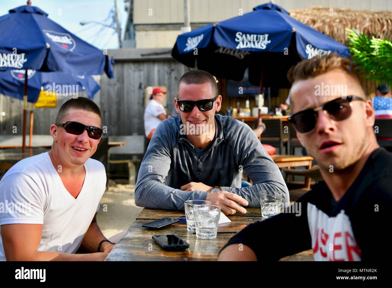 Guys drinking beer hi-res stock photography and images - Alamy