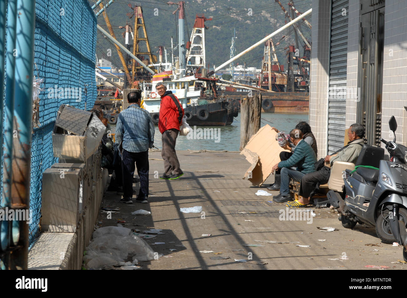 China dock workers hi-res stock photography and images - Alamy