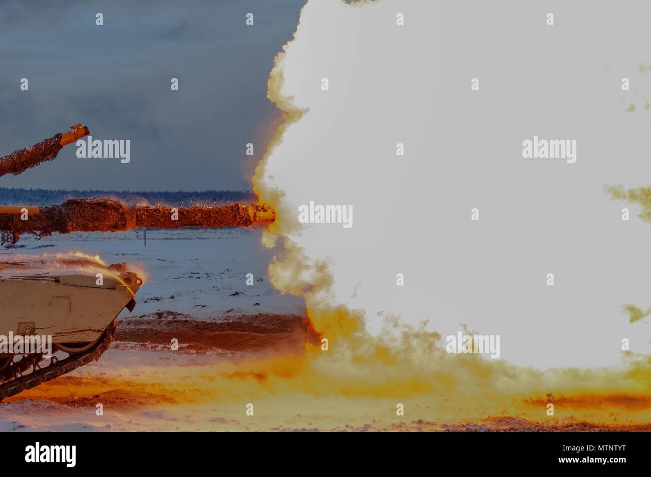 Tank fired round hi-res stock photography and images - Alamy