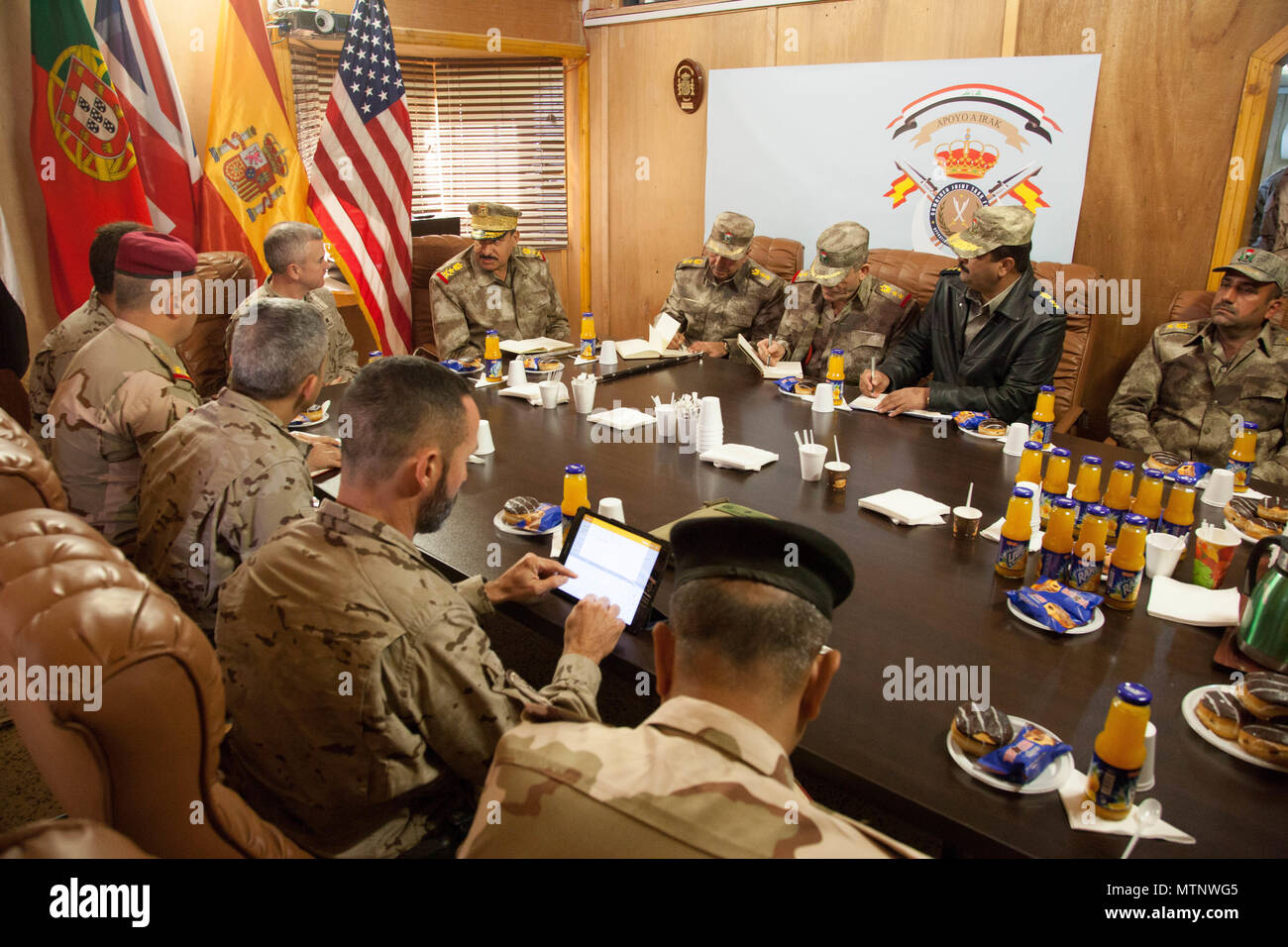 Spanish trainers and Iraqi Border Guard Police discuss current training ...
