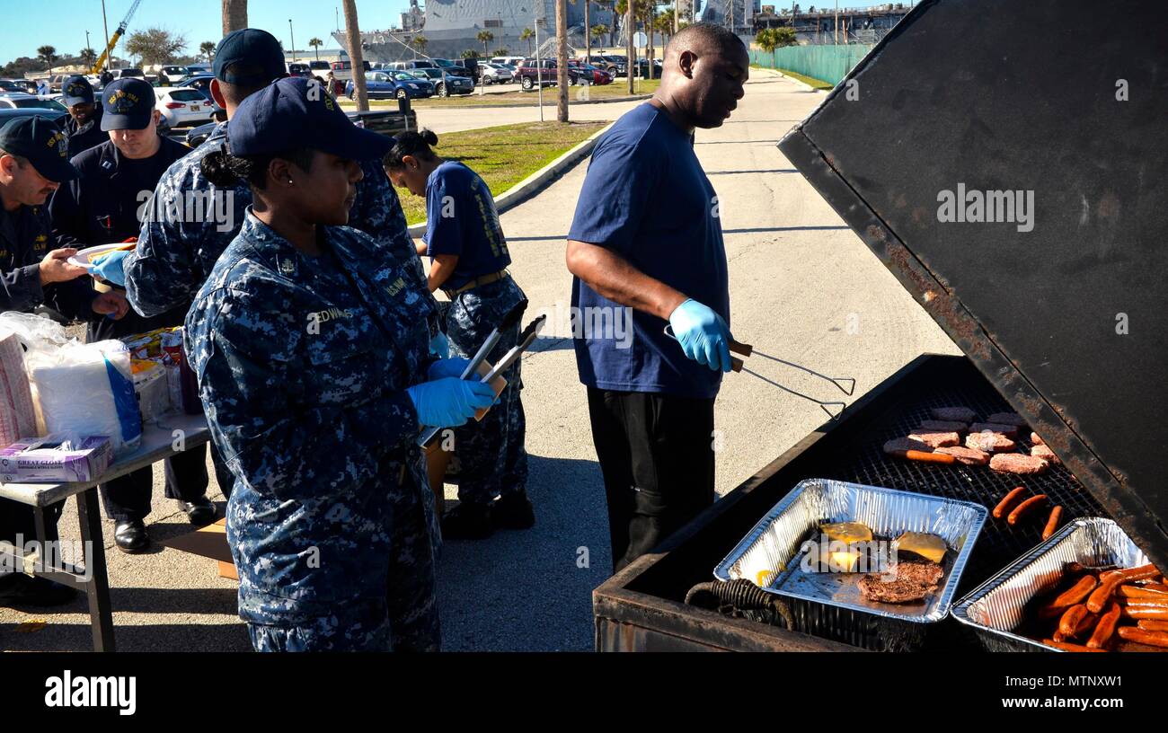 Amhibious assault ship hi-res stock photography and images - Alamy