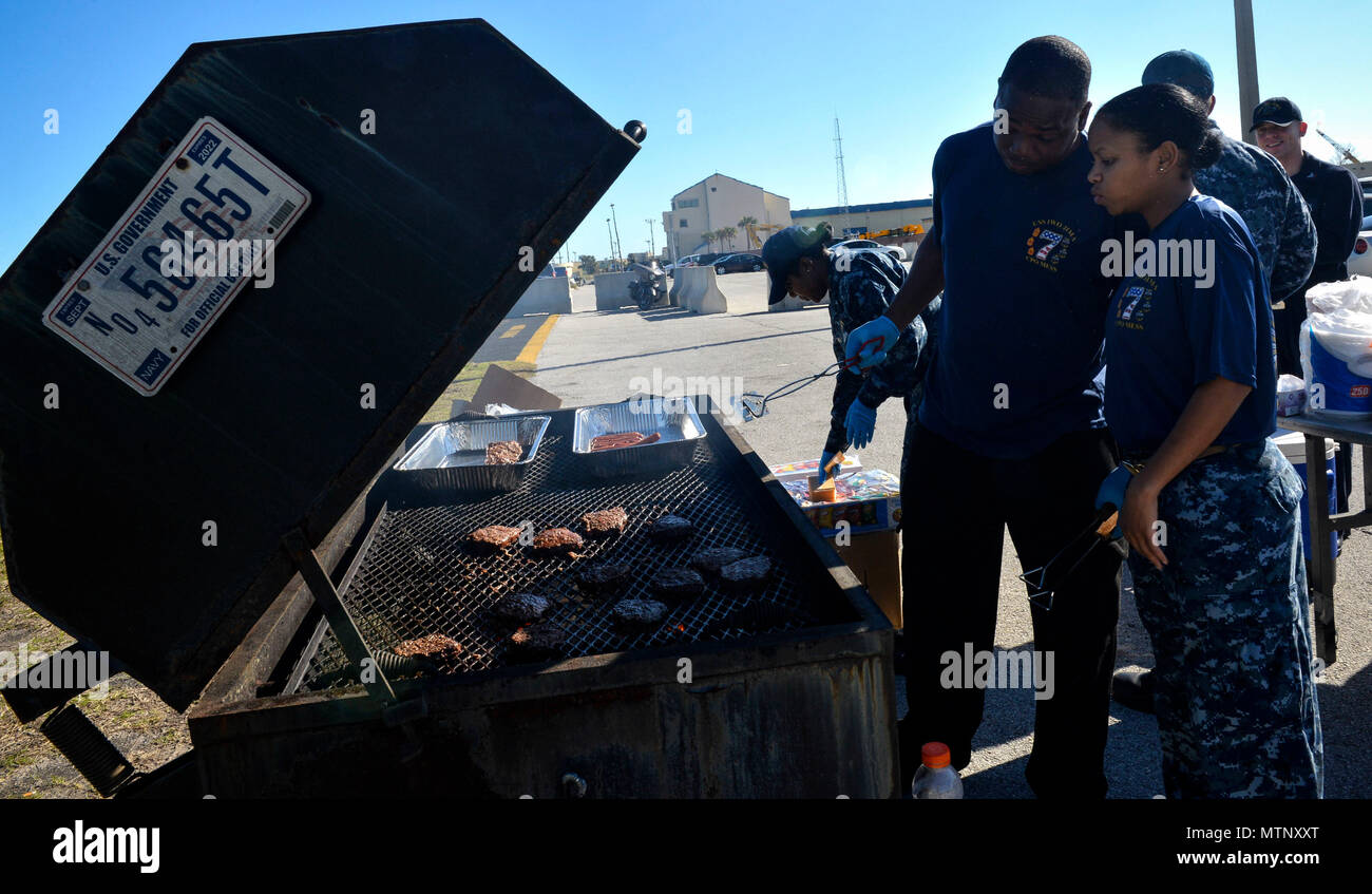 Amhibious assault ship hi-res stock photography and images - Alamy
