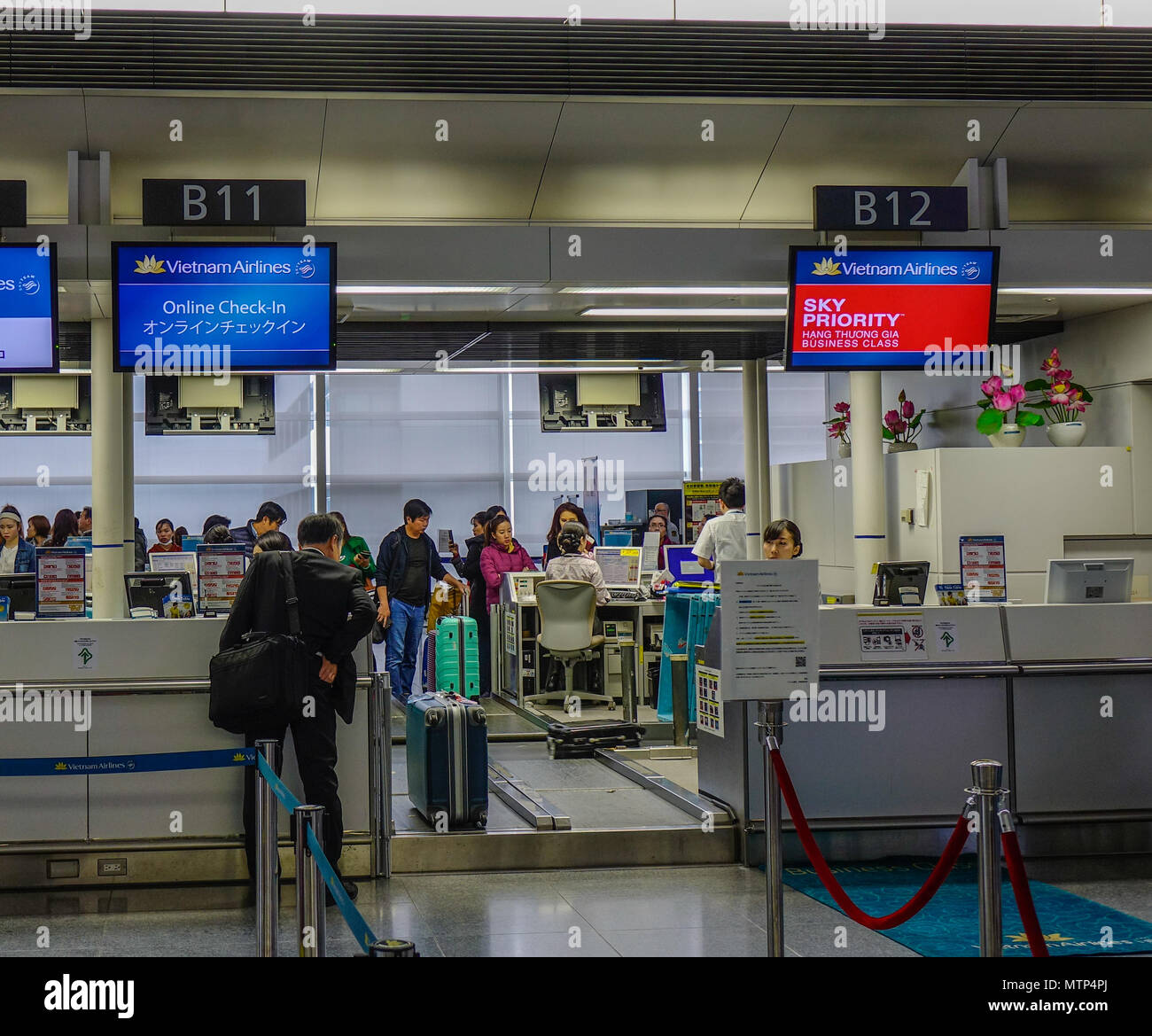 People check in vietnam airline hi-res stock photography and images - Alamy