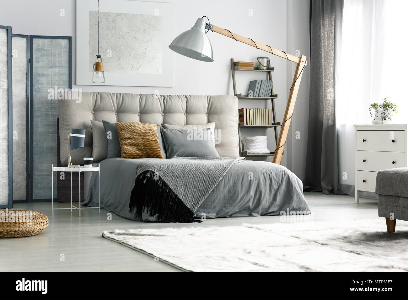 Grey screen hi-res stock photography and images - Alamy