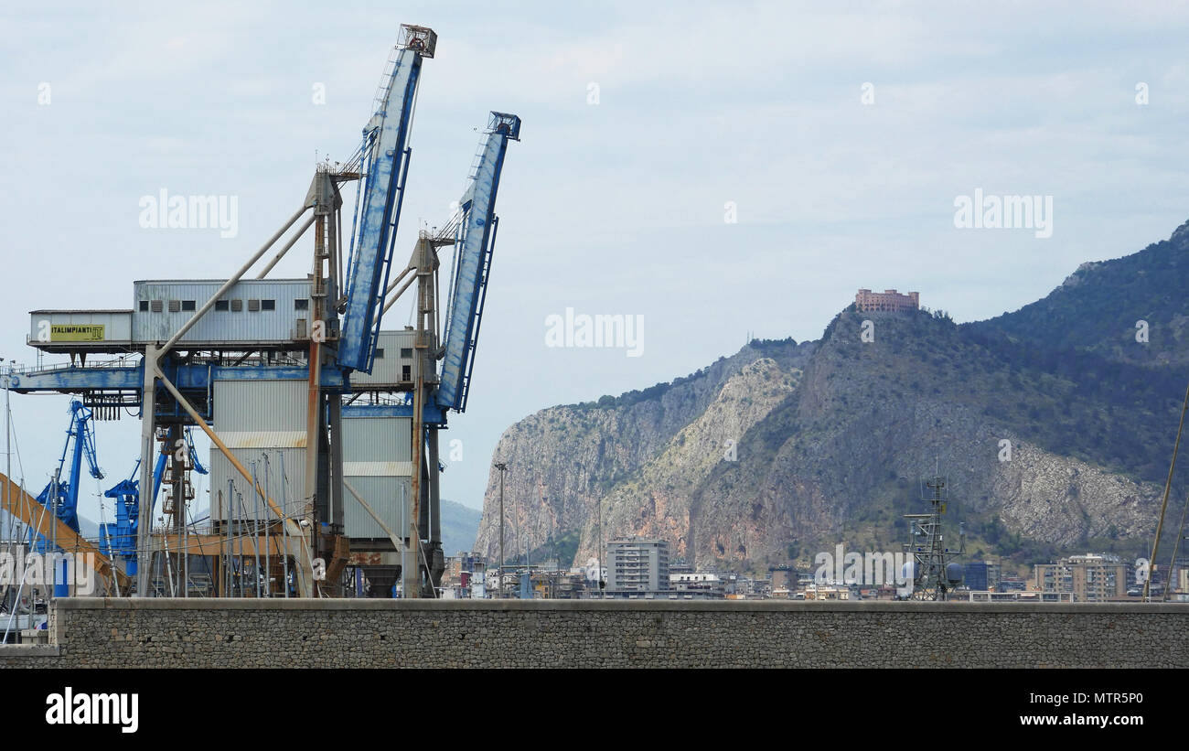 Idle container cranes in Palermo port Stock Photo - Alamy