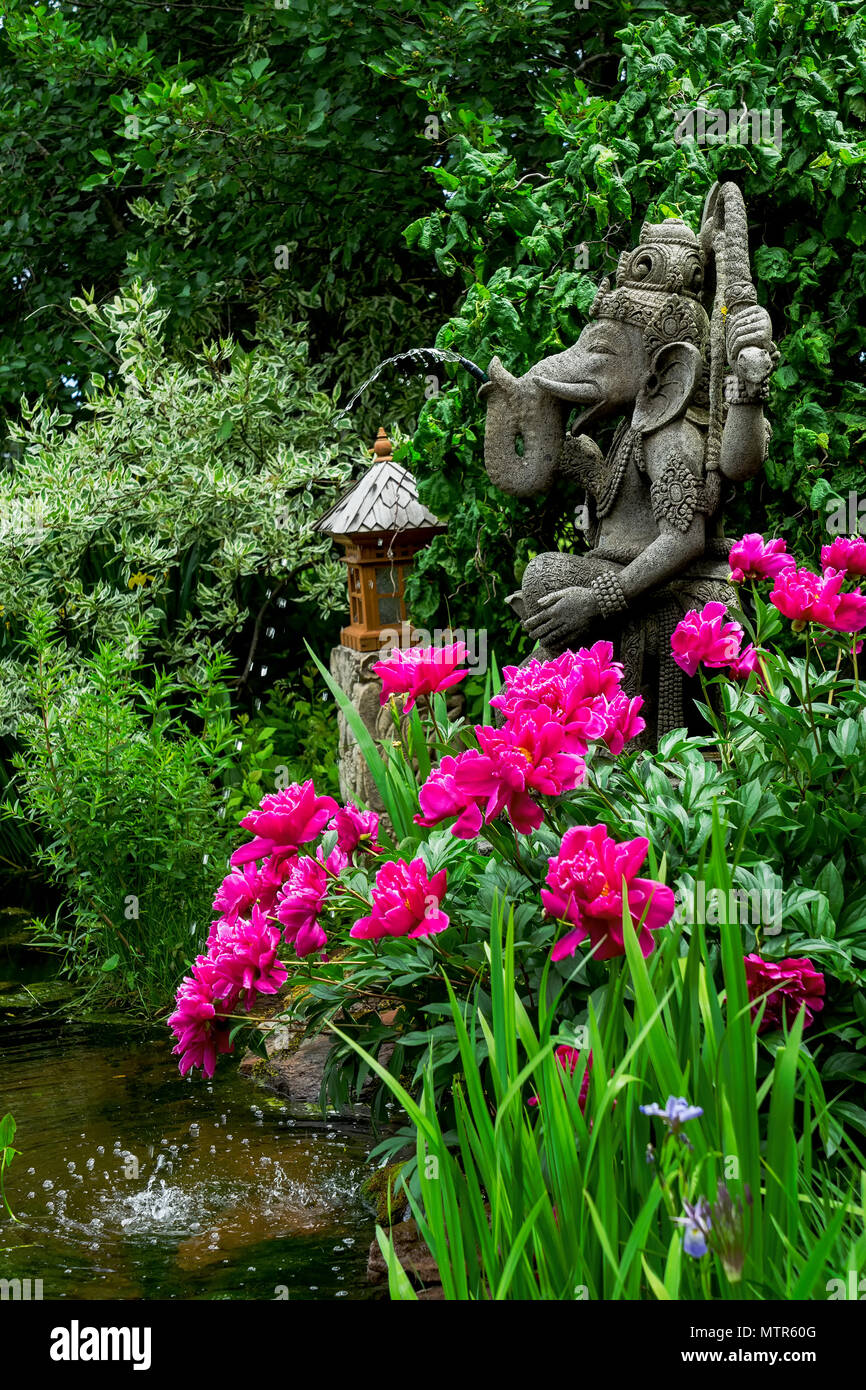 Tranquil garden hi-res stock photography and images - Alamy