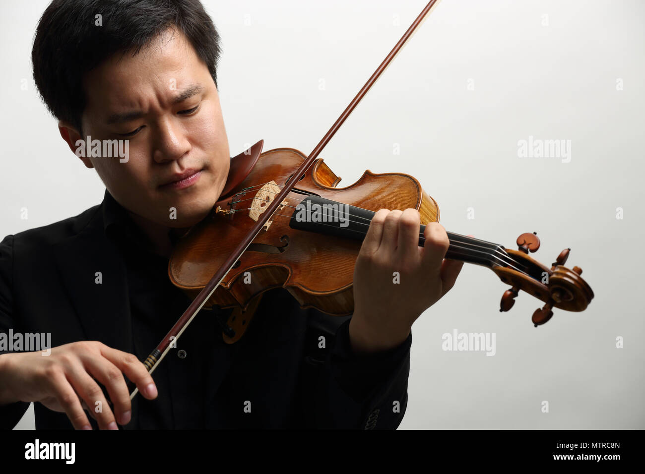 Japanese violinist hi-res stock photography and images - Alamy