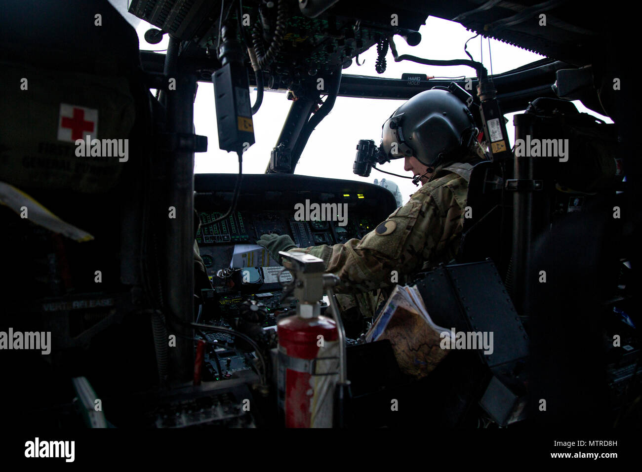 Pilot soldiers going helicopter on hi-res stock photography and images ...