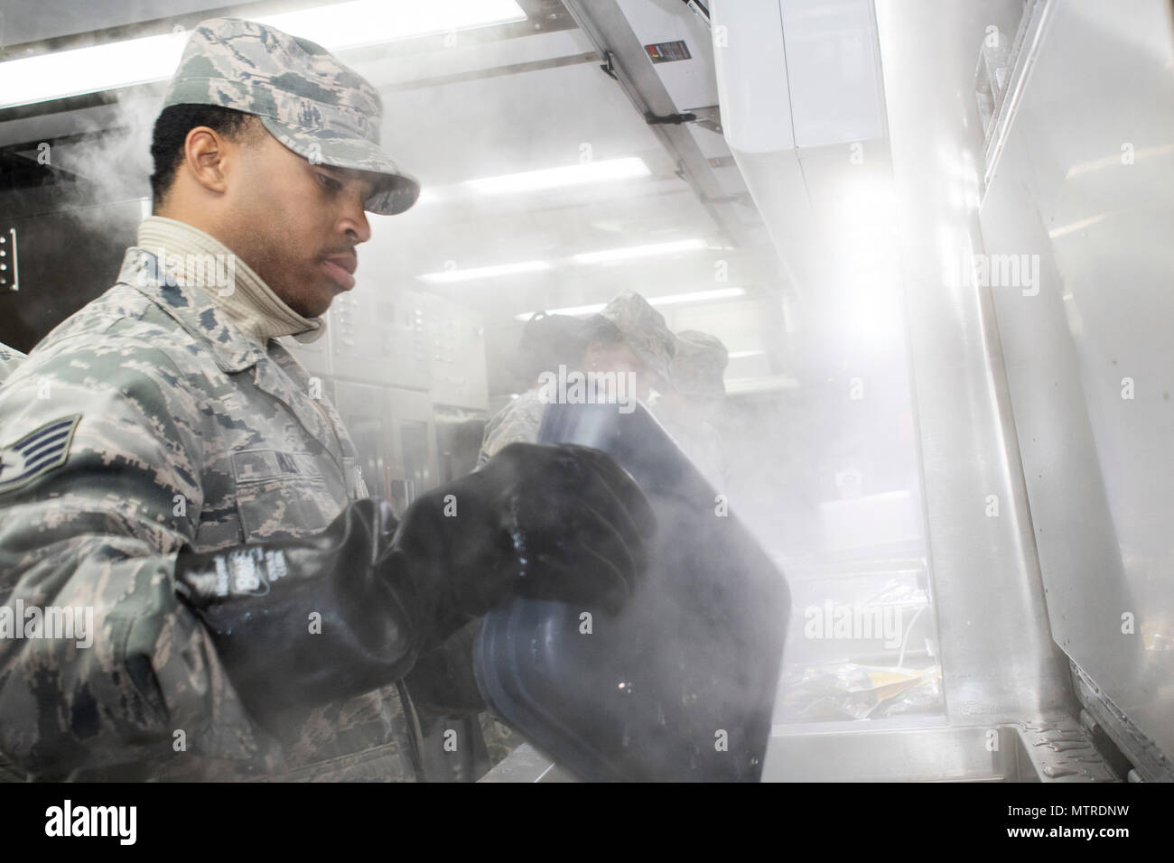 Military meals heater hi-res stock photography and images - Alamy
