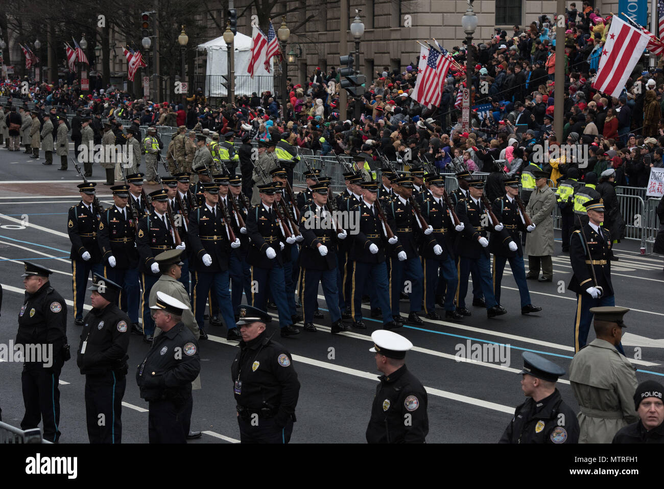 U.S. Soldiers assigned to the 3rd U.S. Infantry Regiment (The Old Guard ...