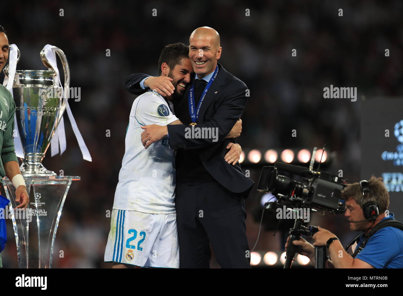Real Madrid manager Zinedine Zidane (right) and Alarcon Isco (left ...