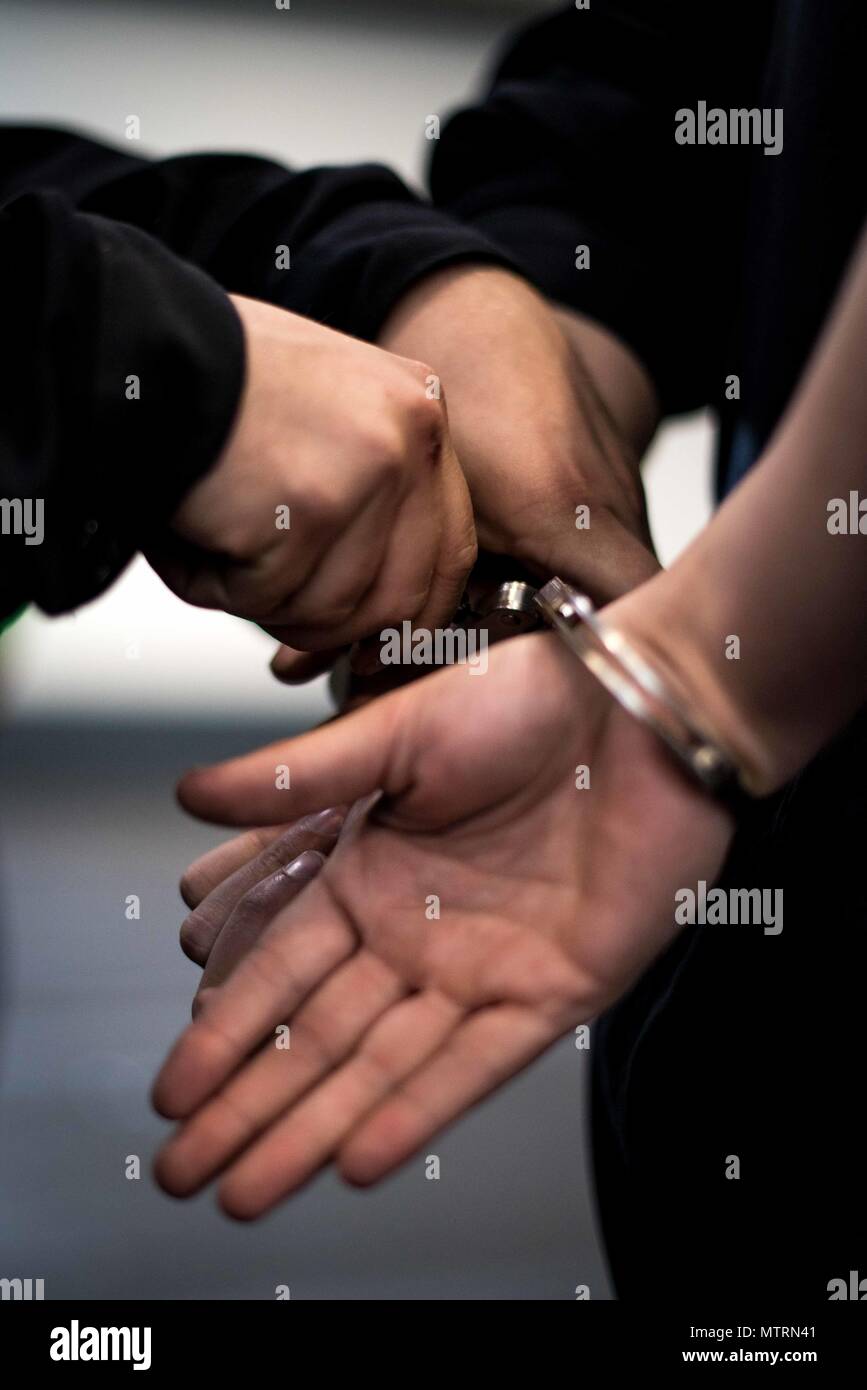 Handcuff training hi-res stock photography and images - Alamy