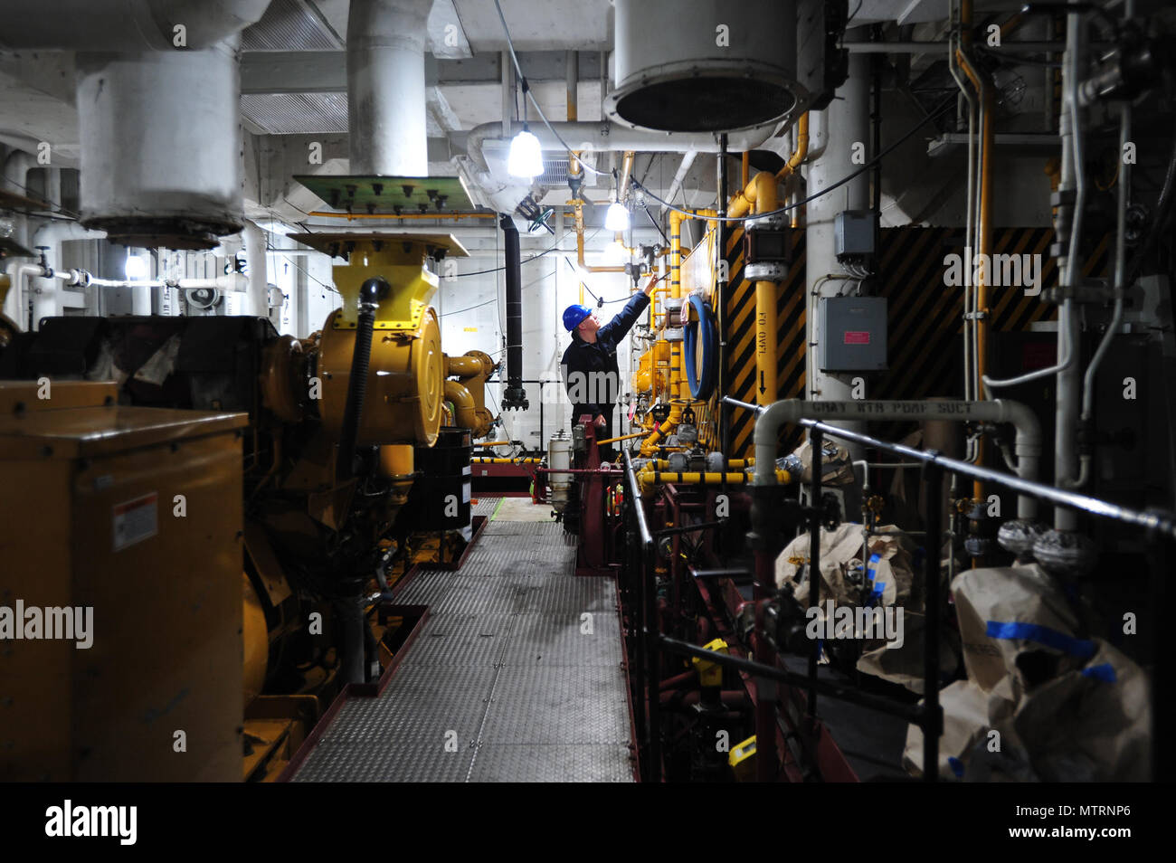 170113-N-YL053-100 YOKOSUKA, Japan (Dec. 28, 2016) Engineman 3rd Class ...
