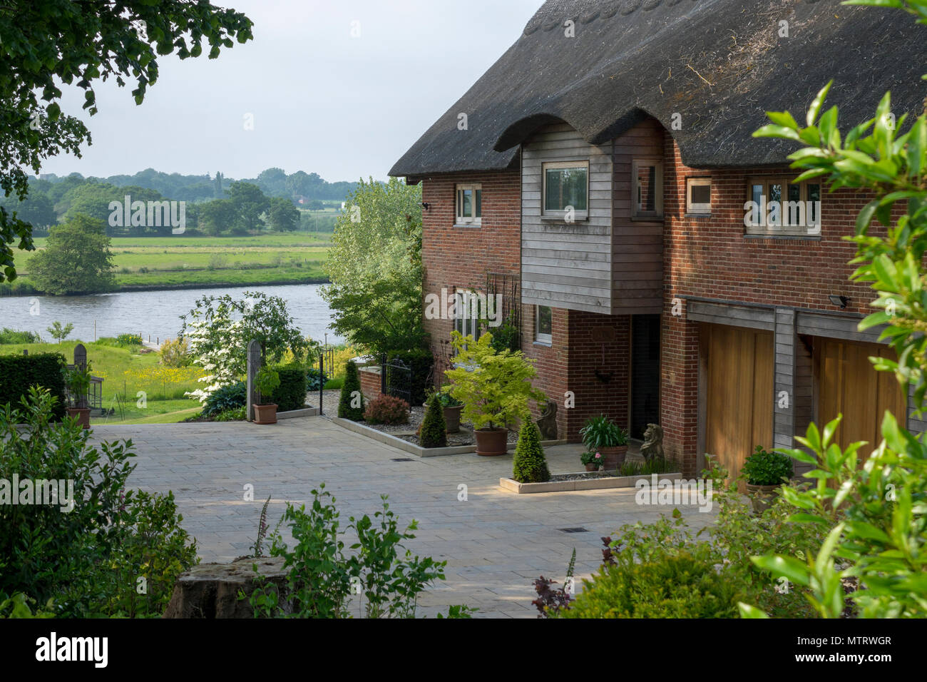 Riverside house hi-res stock photography and images - Alamy