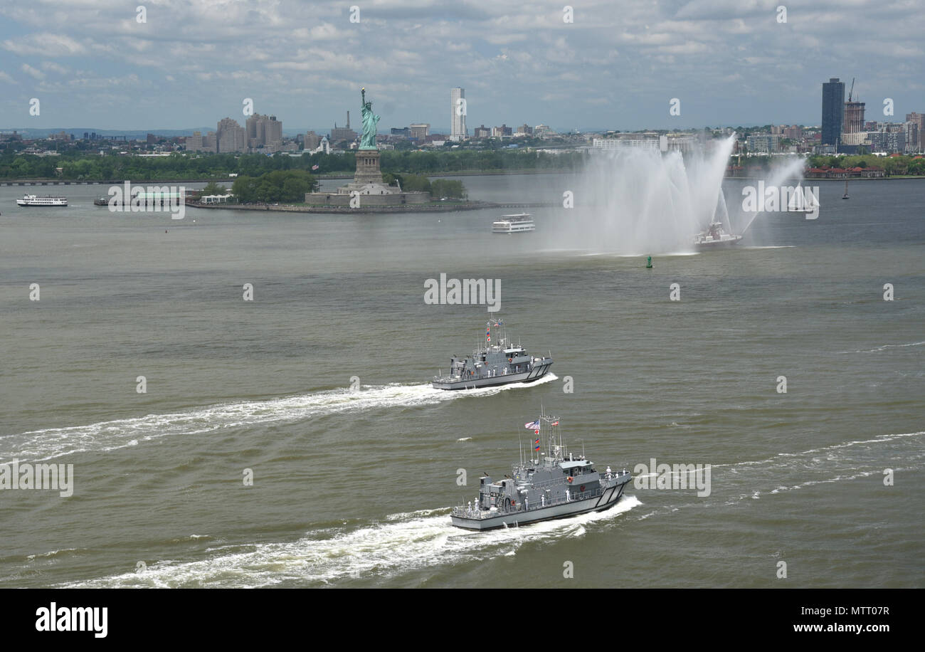 NEW YORK (May 23, 2018) U.S. Naval Academy Midshipmen man the rails as ...