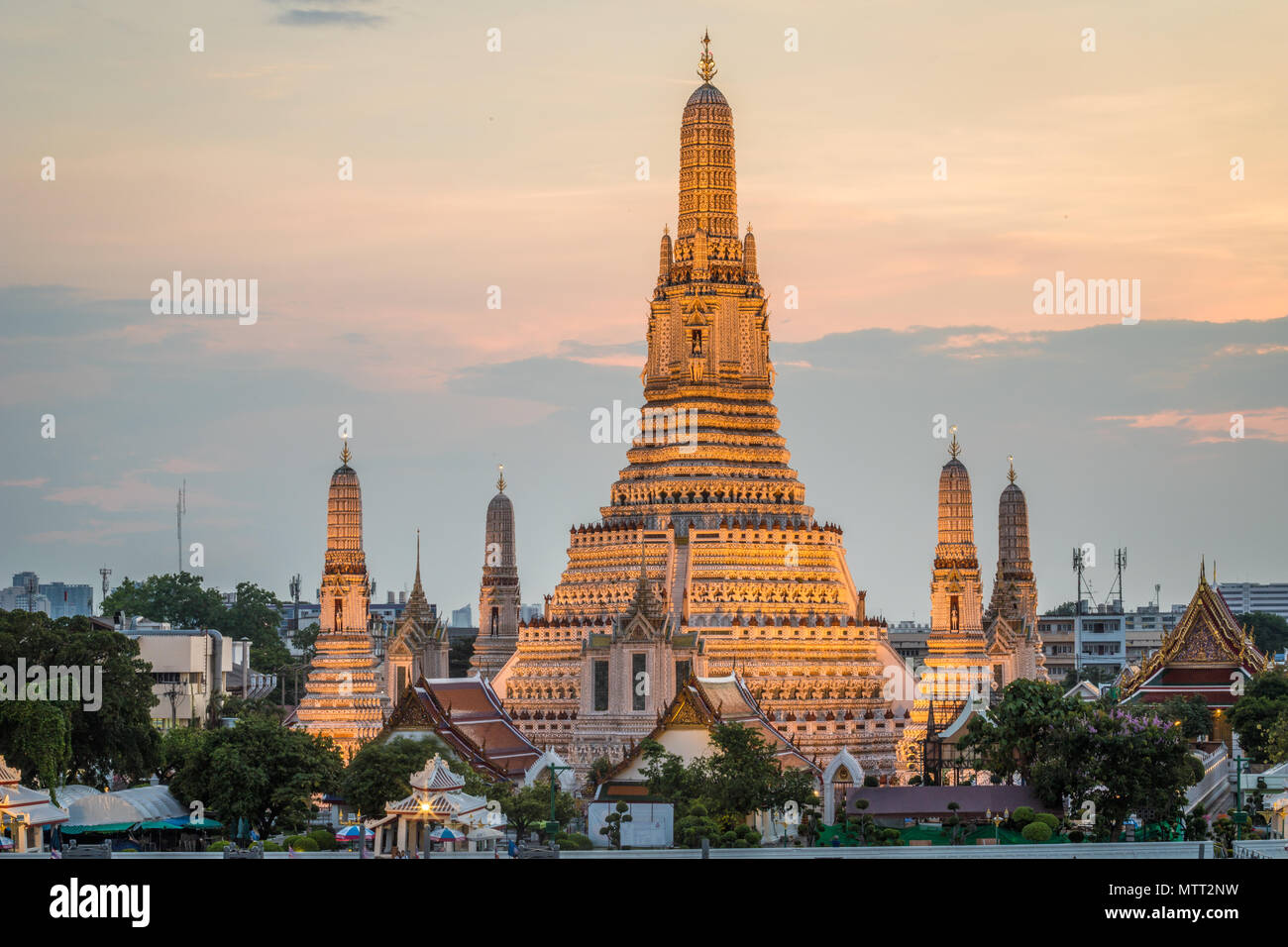Bangkok iconic temple hi-res stock photography and images - Alamy