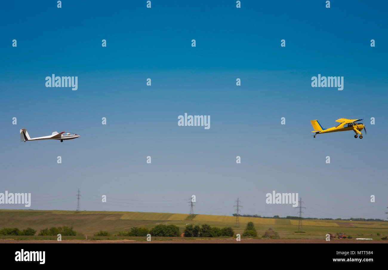 airplane pulling glider in the air Stock Photo - Alamy