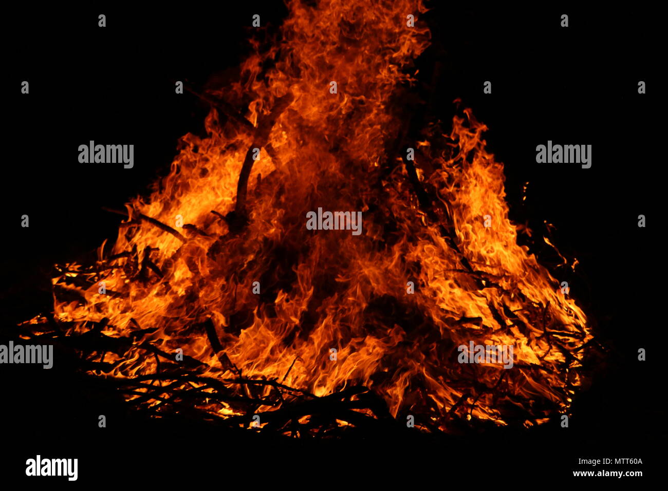 Big fire flames hi-res stock photography and images - Alamy